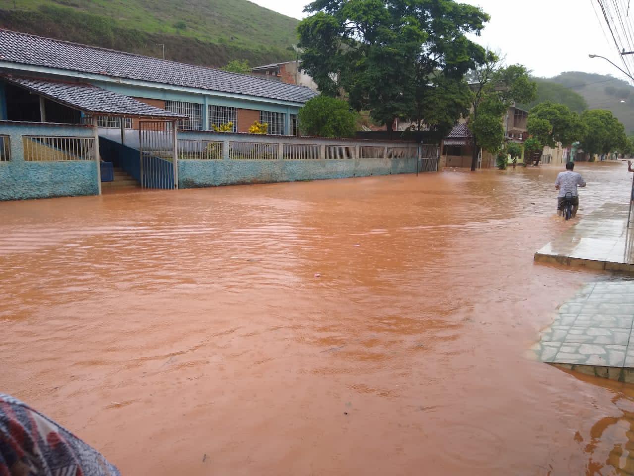 Distritos de Caratinga amanhecem alagados neste sábado: veja o vídeo | Plox