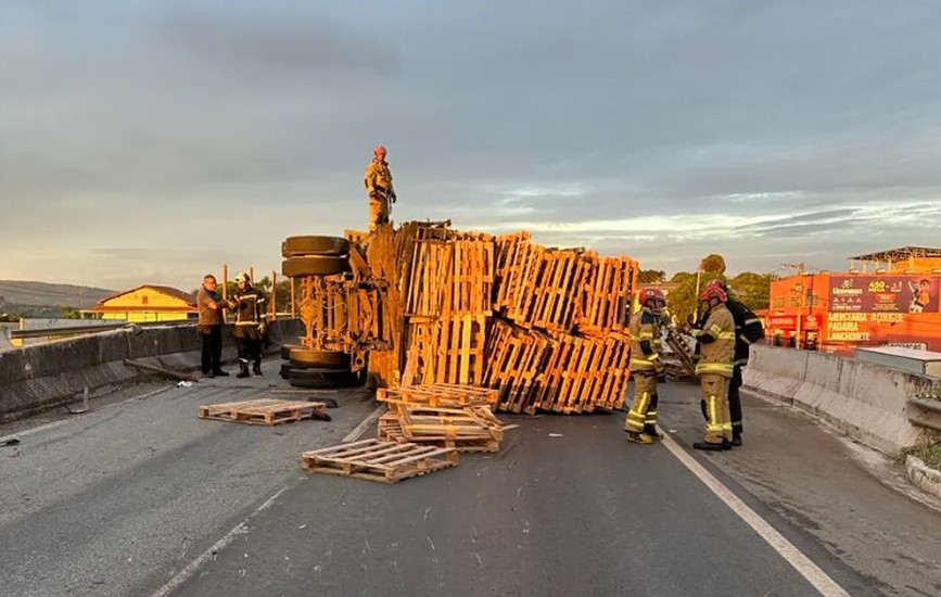 Tragédia na MG-050: acidente envolvendo carreta dos Correios e caminhão com pallets deixa um morto