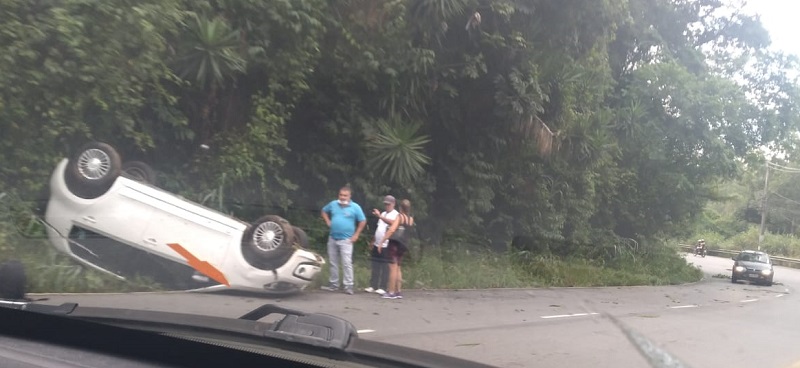 Carro capota em avenida de Ipatinga