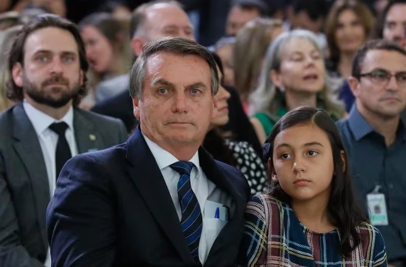 Filha de Bolsonaro recebeu certificado de vacinação às vésperas de ...