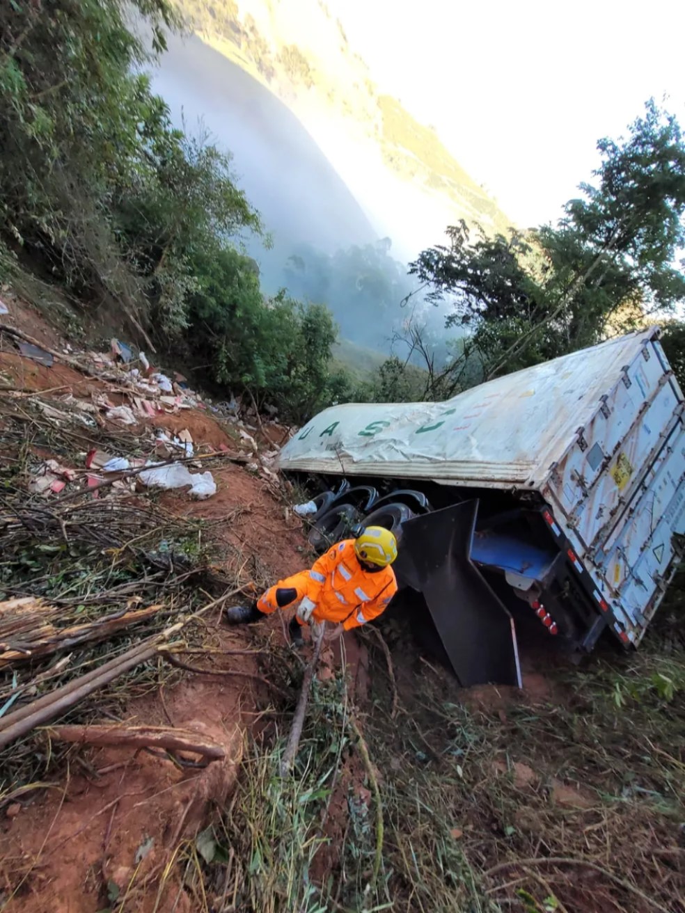 Queda de Carreta em Ribanceira Resulta em Fatalidade | Plox