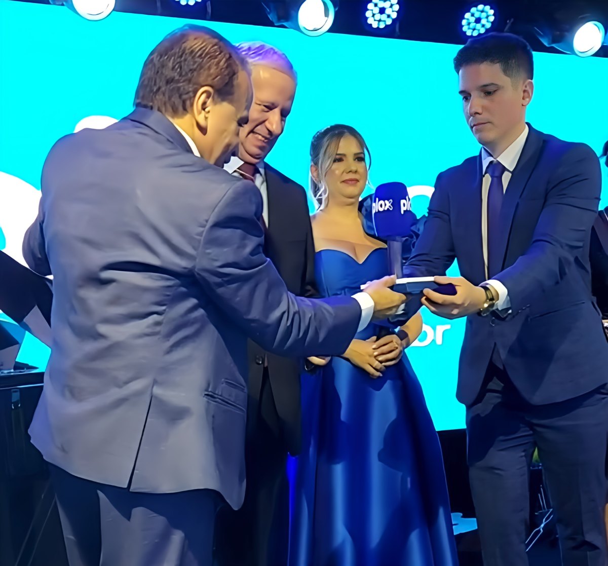 PLOX celebra 15 anos e concede medalhas e troféus, saiba quem ganhou | Plox