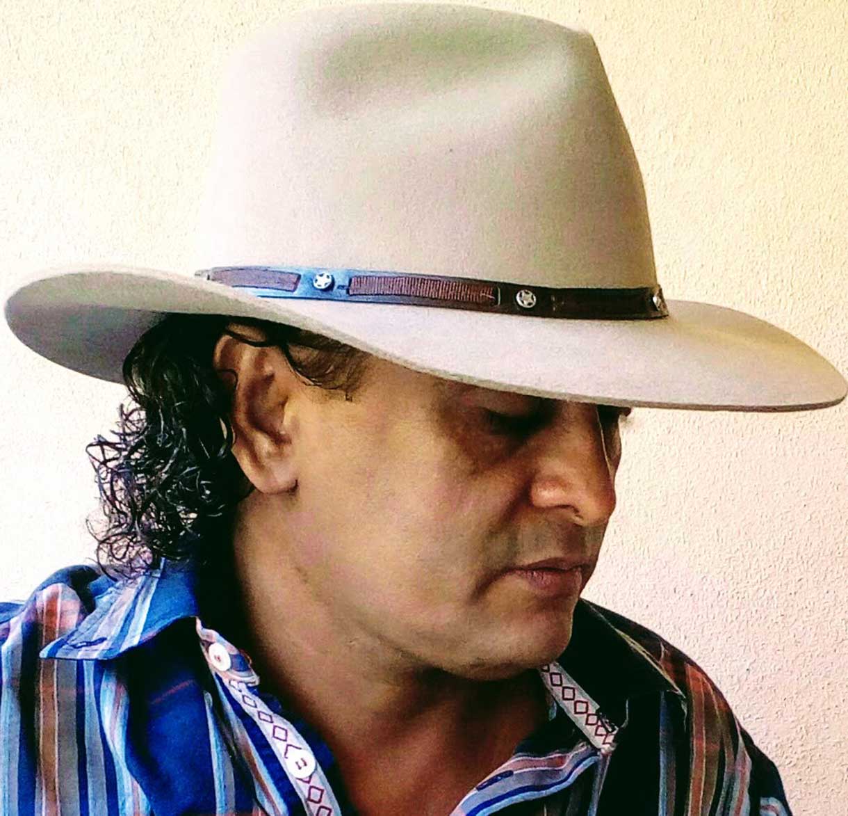 Leno canta clássicos do sertanejo no Shopping do Vale