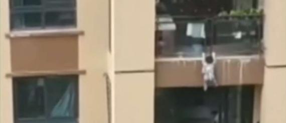 Vídeo: criança cai do quinto andar de prédio e sai ilesa
