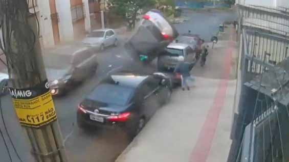 Vídeo mostra carro capotando sobre outros veículos em BH