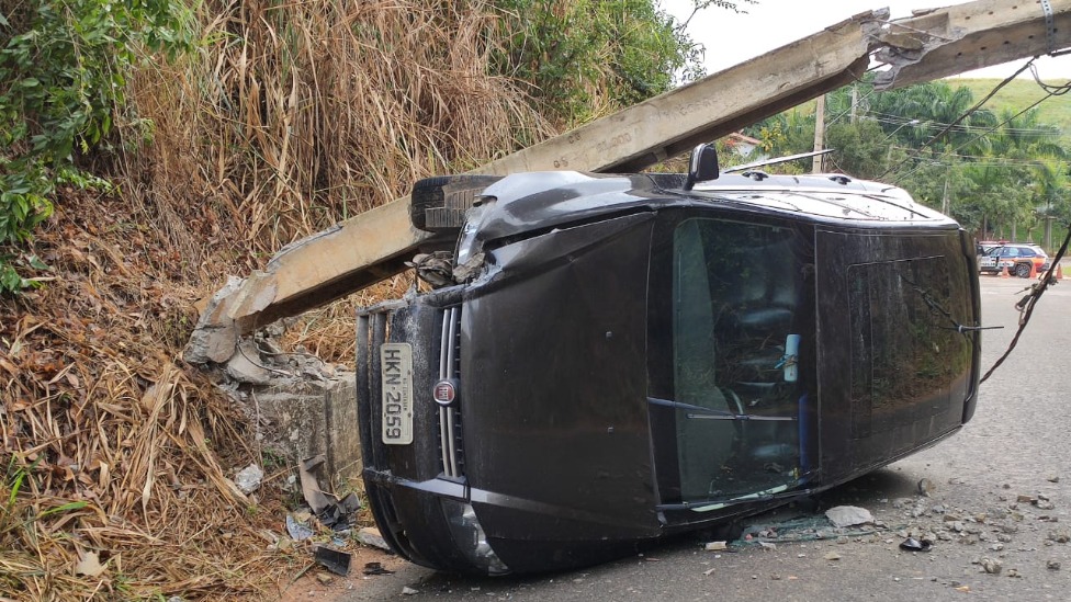 Carro bate em poste e tomba na BR-116