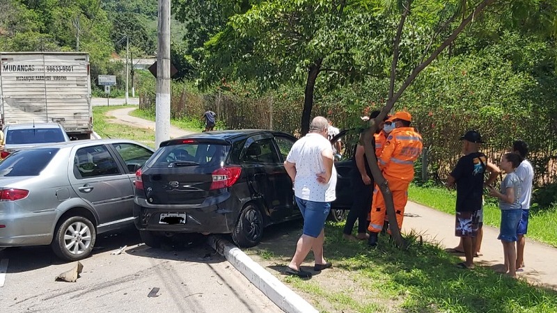 Acidente frontal entre carros deixa três feridos, em Timóteo