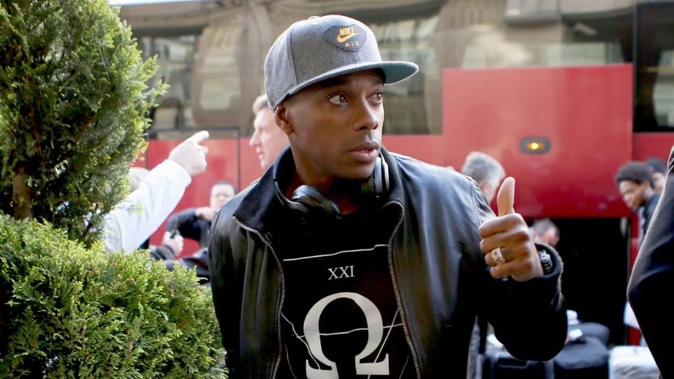 Robinho segue rotina normal mesmo com pedido para execução de pena no ...