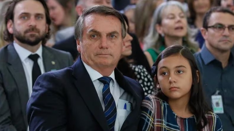 Filha de Bolsonaro recebeu certificado de vacinação às vésperas de ...