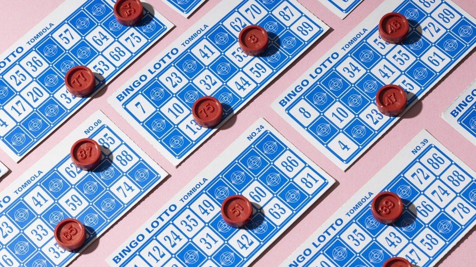 Operação policial interdita bingo clandestino e detém mais de 100 ...