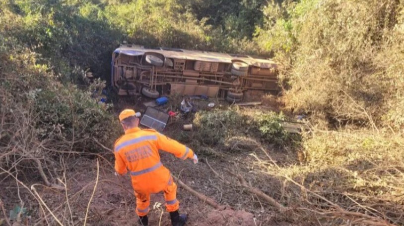 Ônibus despenca e deixa um morto e cinco feridos na BR-262