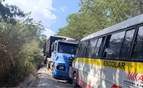 Colisão entre carreta e micro-ônibus escolar deixa duas mulheres feridas na MG-170