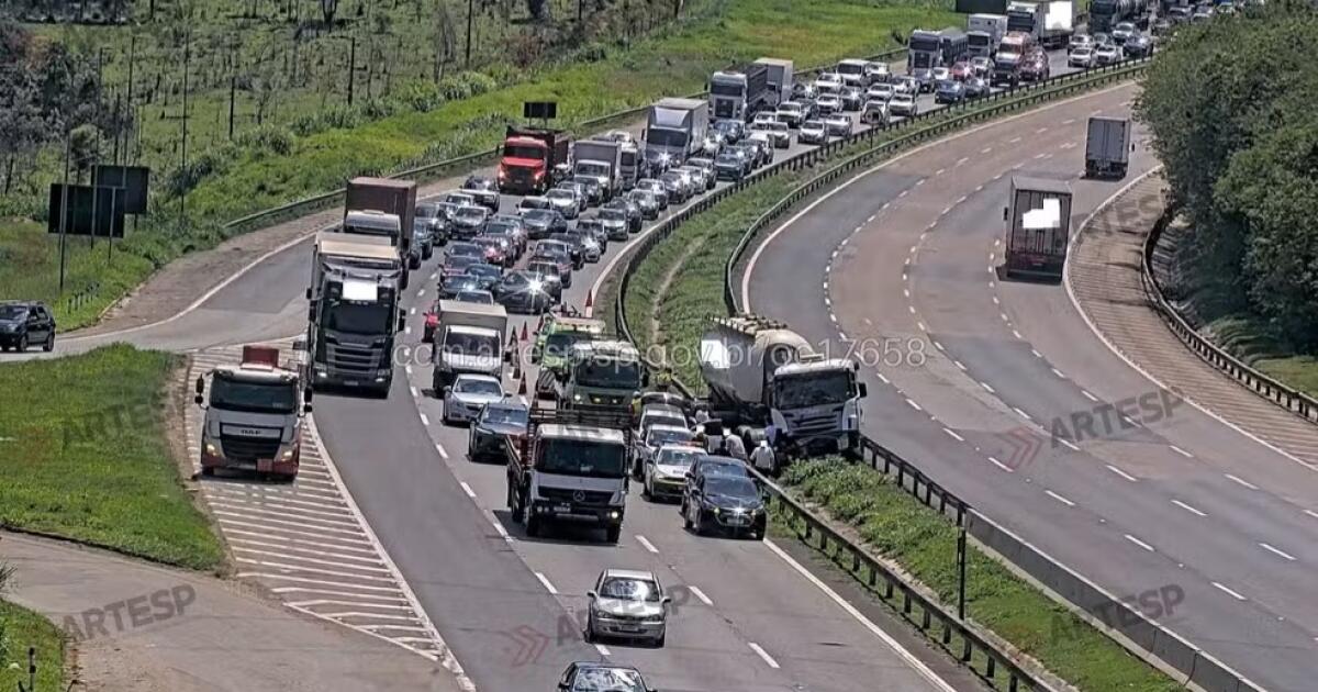 Engavetamento com caminhão-tanque causa 14 km de congestionamento na ...