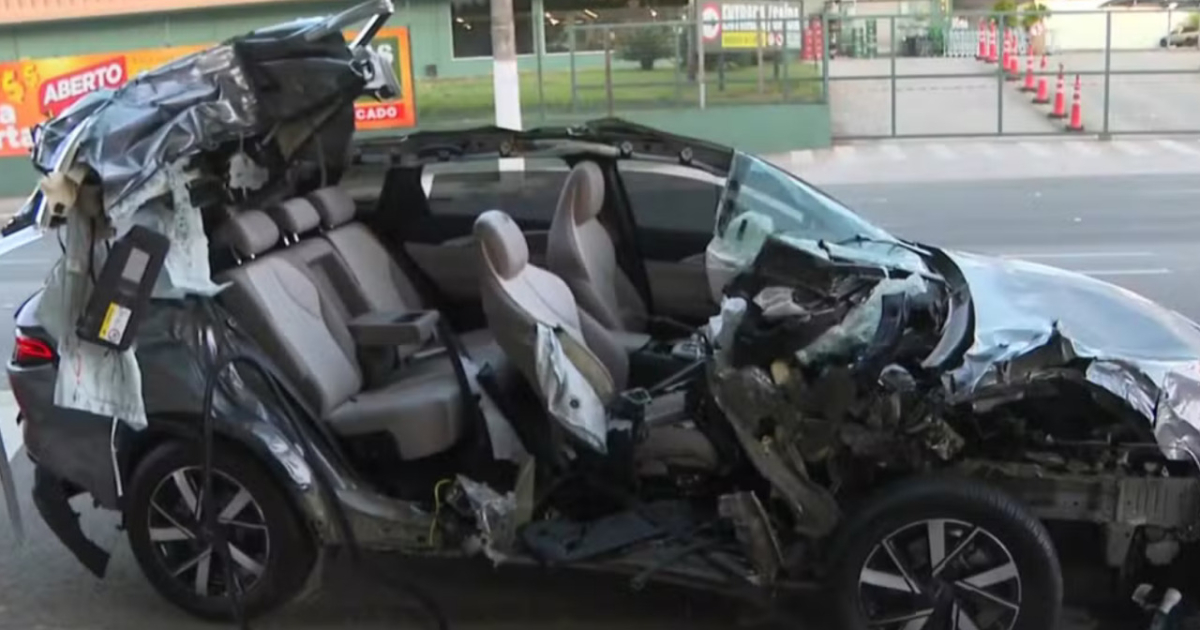 Carro tem teto arrancado e fica partido ao meio após colisão com ...
