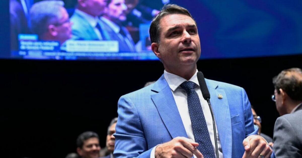 Flávio Bolsonaro defende privatização dos Correios em entrevista na ...